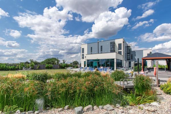 Glass House Retreat - Brentwood