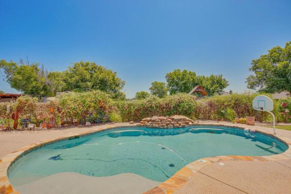 Sunny Stephenville Home With Pool 4 Mi To Downtown - Stephenville, TX