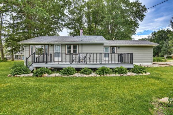 Charming Reading Home With Lake Views And Private Dock - Fremont, IN