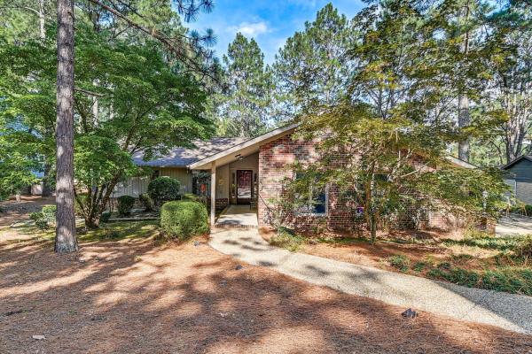 Charming Pinehurst Getaway With Golf Course View! - Pinehurst, NC