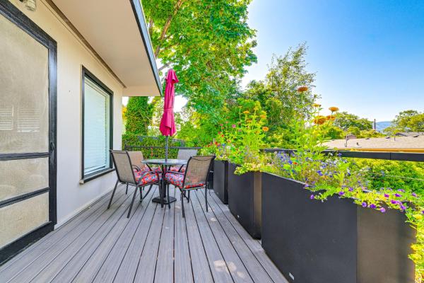 Grants Pass Getaway With Expansive Deck! - Grants Pass, OR