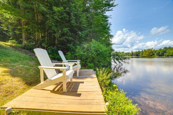 Breathtaking Newbury Cottage With Deck On Chalk Pond - New England