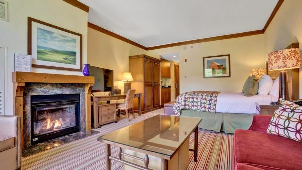 1428 Lodge At Spruce Peak Ski In Ski In Ski Out King Studio By Stowe Mountain Rentals - Smugglers' Notch Resort, Jeffersonville