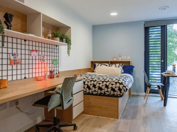 For Students Only - Ty Nant In Swansea - スウォンジー