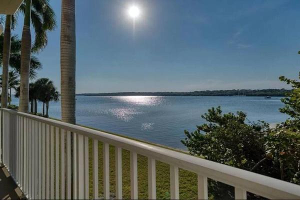 Bayview Oceanside Condo With Pool And Private Balcony - Florida