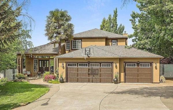Fantastic Bright 4 Bedroom- Deck - Fireplaces - Medford, OR