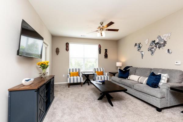Travelers Oasis Modern 2br Apartment Near Bridge Street And Orion Amphitheater - Huntsville, AL