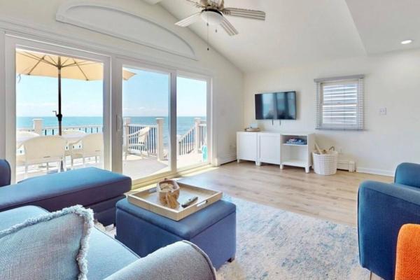 Charming 3 Bedroom Beach Front Cottage - Milford, CT