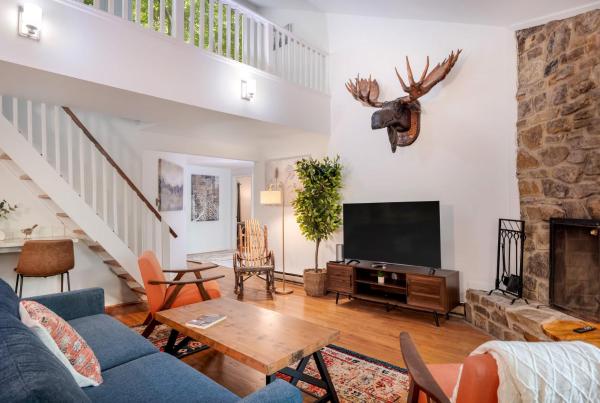 Cabin W Hot Tub, Wifi, Deck, Grill & Dog-friendly! - Berkeley Springs, WV