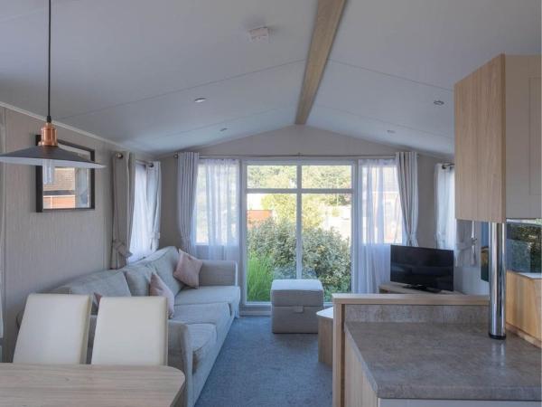 Pinewoods Park Style No.8 - Sleeps 6 – No Dogs - Wells-next-the-Sea