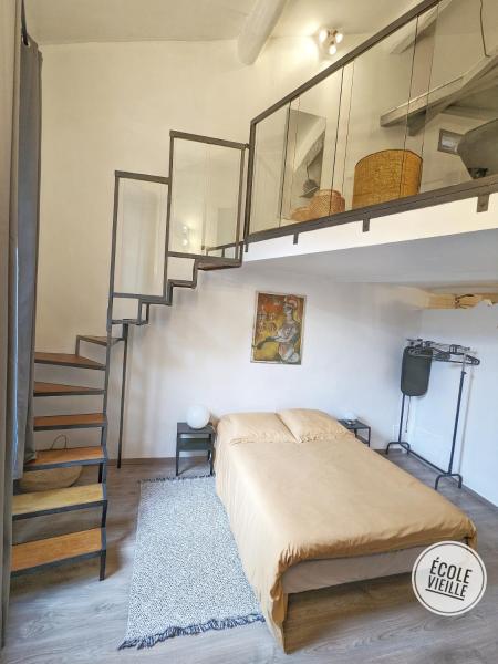 Lumineux Duplex Dans L'écusson Nîmois - Atypique Wifi Hyper Centre - Nîmes