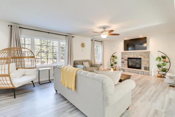 3 Mi To Kalahari Pocono Summit Home With Pool Table - Mount Pocono, PA