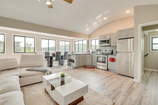 Walk To Harveys Lake! Modern Apt W/ Water Views - Harveys Lake, PA