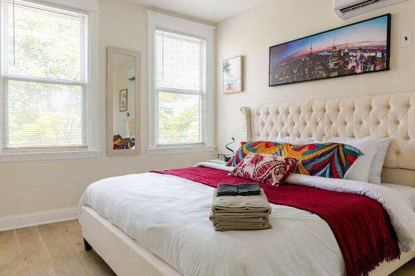 Luxurious 5 Br House!1 Mile From Capitol Hill! - Washington, D.C.