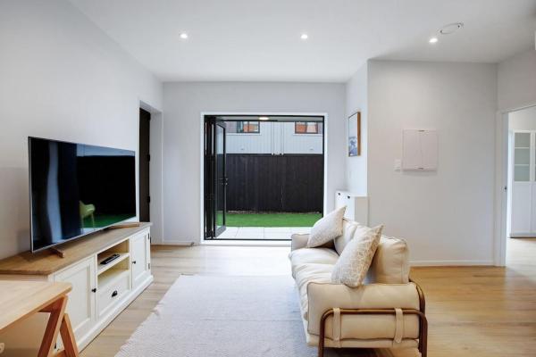 Urban Vogue Escape With Parking And Air-con - Auckland