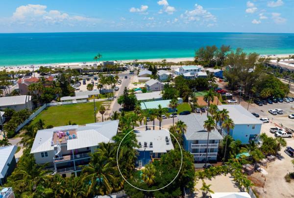 Ami Condo With Pool, Walk To Beach & Bridge St - Bradenton Beach, FL