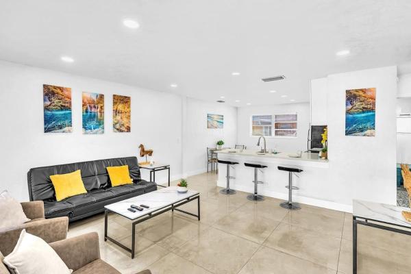 New Stylish 2 Bdrm Mins To Beach & Aventura Mall - Dania Beach, FL