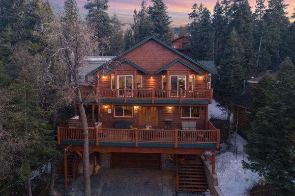 Big Bear Family Cabin Cozy Mountain Retreat - Big Bear Lake, CA