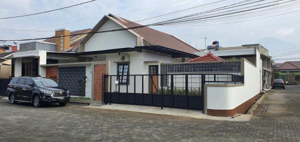 Raya Guesthouse & Pool - Banyumas