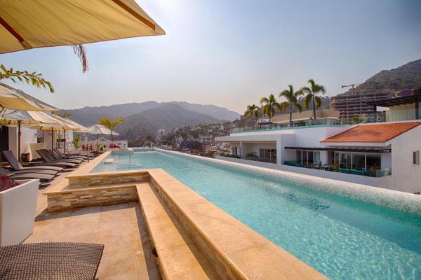 New Elegant Condo, 2 Patios, Pool, Walk Everywhere - Conchas Chinas