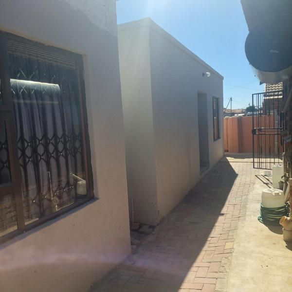 Unit 12 Bachelor Apartment Self Catering Complete - Mmabatho