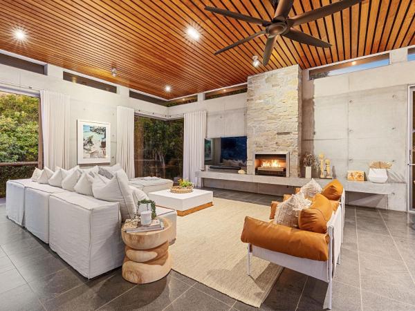 Ultimate Beachfront Escape With Pool - Gold Coast