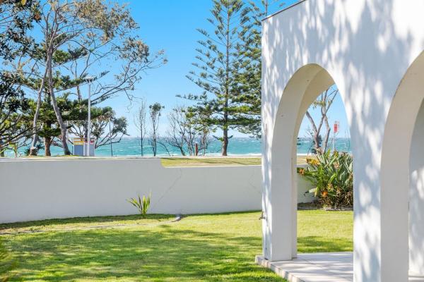 Beachfront Beach Break 1 - Byron Bay Holiday Apartment With Pool, 3 Bedrooms, Beach Access & Parking - Byron Bay