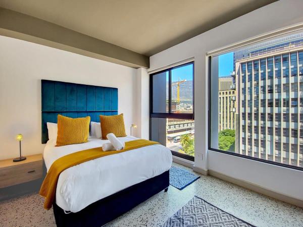 Luxurious Hotel-type Living Couples Retreat- Pool - Camps Bay
