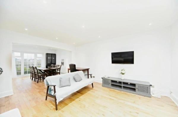 Spacious 5 Bedrooms Family House In Purley - Epsom