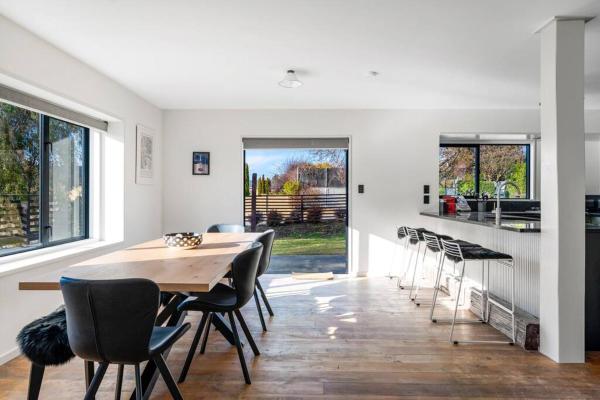 Wanaka Close To Town Modern With A Fireplace And Heat Pumps Sleeps 6 - 