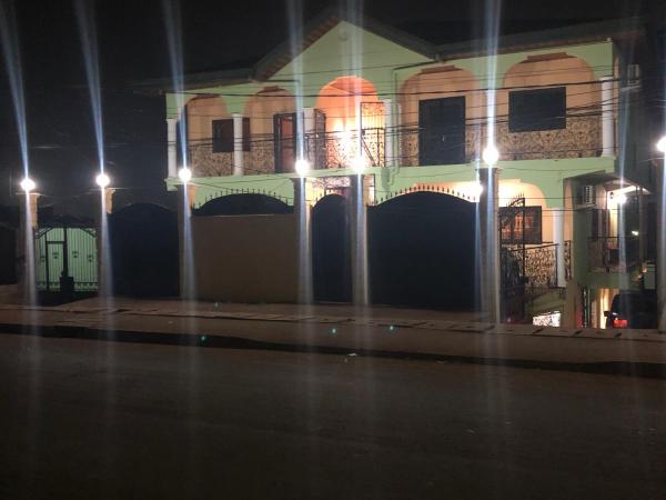 Appartement Moderne De 120m2 , Doté De Caméras De Surveying Et Situé à Maetur Nkomo, Un Quartier Résidentiel - Yaoundé