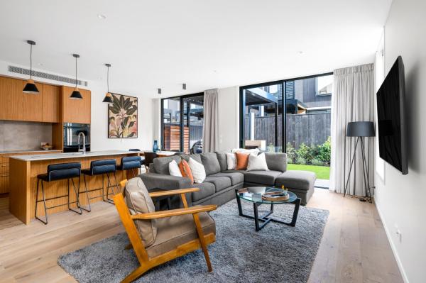 Wanaka Modern Townhouse With Outdoor Fireplace Sleeps 8 - Wanaka