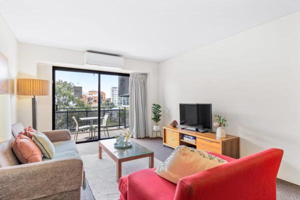 Apartment With City Views In East Perth - Riverton