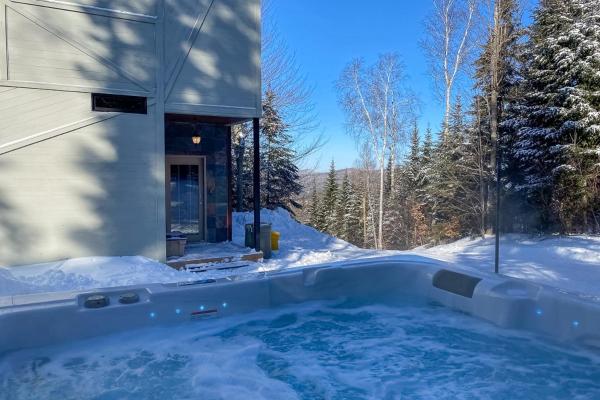 La Romane Stylish Forest Chalet W Spa - Quebec