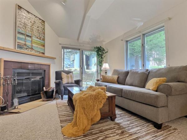 Snowcub- Ac, Pool, Hot Tub, Tennis, Grill! - Gifford Woods State Park, Killington