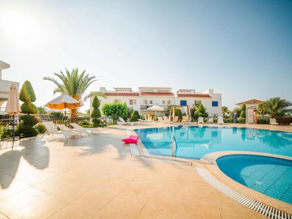 Sunny And Family Friendly Apartment At The Pool - Northern Cyprus