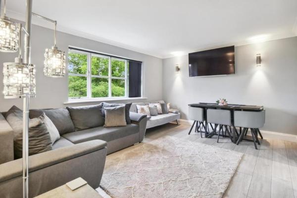 Modern Penthouse Long Stay Free Parking - Woking