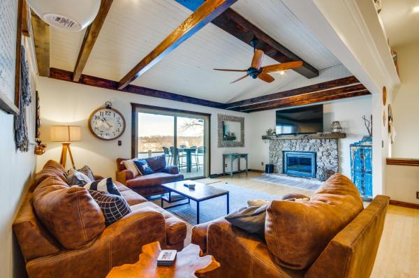 Hot Tub And Dock Lake Ozark Vacation Home! - United States