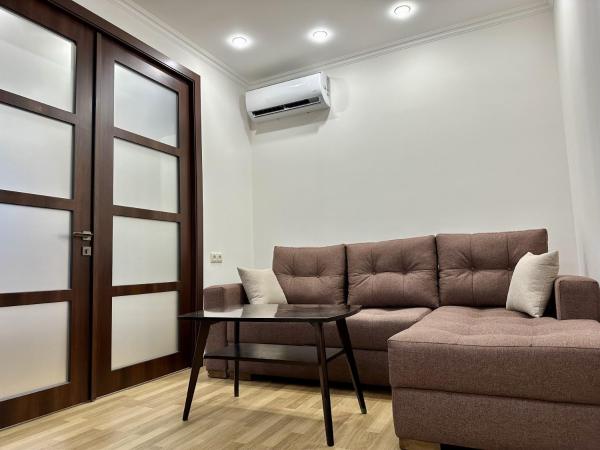 Newly-renovated Comfortable Apartment Next To Metro Station - Yerevan