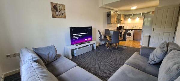 Large 2 Bed Flat In Bolton - Bolton