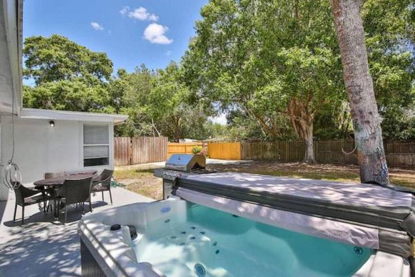 Fenced In With Jacuzzi Close To Siesta Key Bridge! - Sarasota