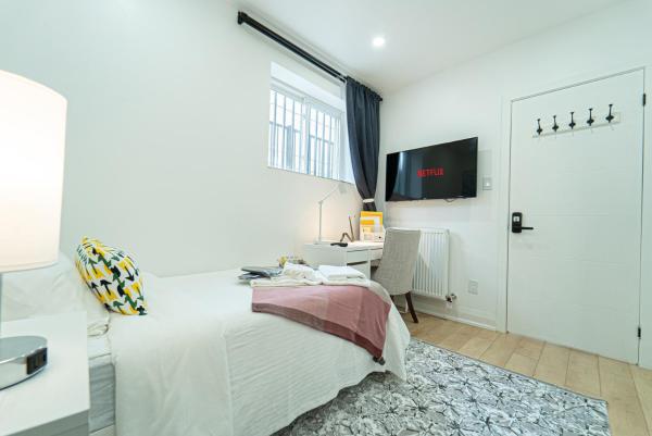 Room With Workspace, Wi-fi, Free Parking, Kitchen Essentials - Ontario