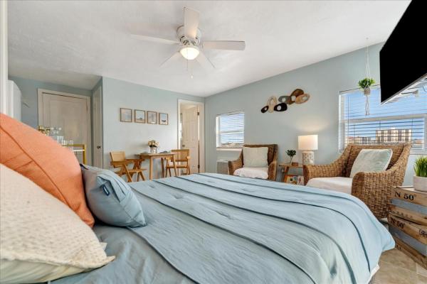 The Seashell Suite With Private Balcony And Walk To Beach - Clearwater Beach, FL