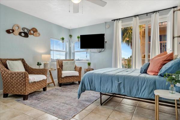 The Seashell Suite With Private Balcony And Walk To Beach - Clearwater Beach, FL