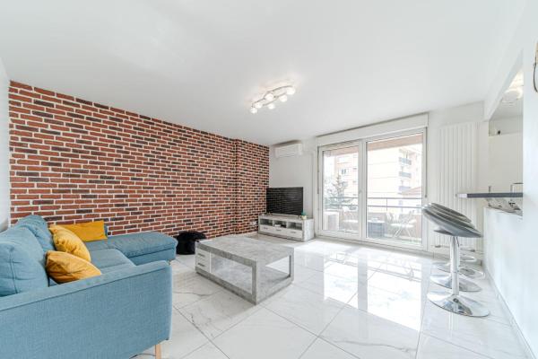 Le Mistral 4 People With Balcony In Villeurbanne - Bron