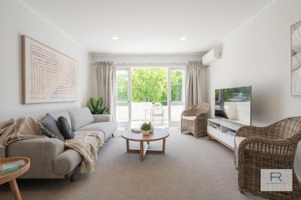 Spanish Charm - Stylish 3br Steps From The Beach - Auckland