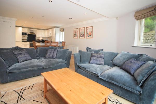Beachside Spacious Apartment, Private Garden - Constantine Bay