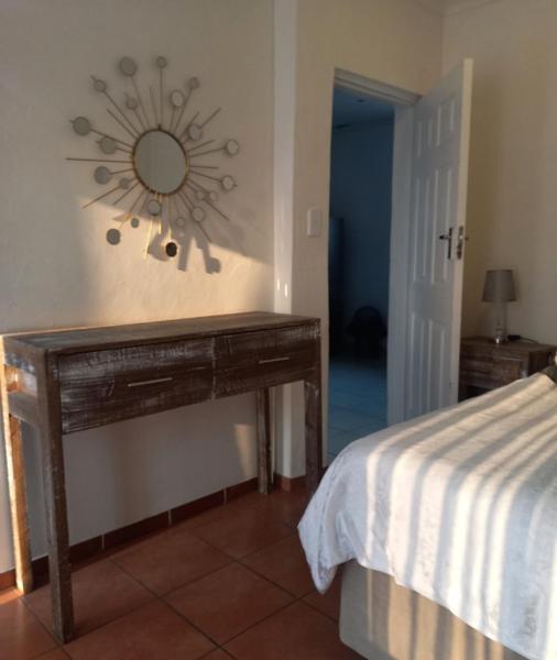 Private Entrance. 1 Bedroom & Ensuite & Kitchen - Pretoria