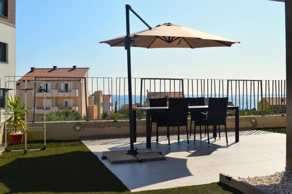 Adriatic Split Beach Apartment With Sea View And Garden - Podstrana