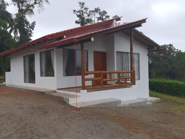 Quinta Vacacional Puerto Quito - Urb Privada El Jardín - Ecuador